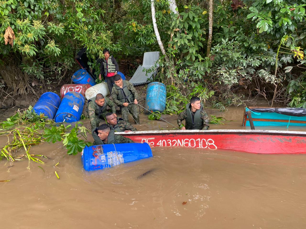 RESCATADA FAMILIA QUE NAUFRAGÓ EN EL RÍO CAQUETÁ - Mi Canal 2